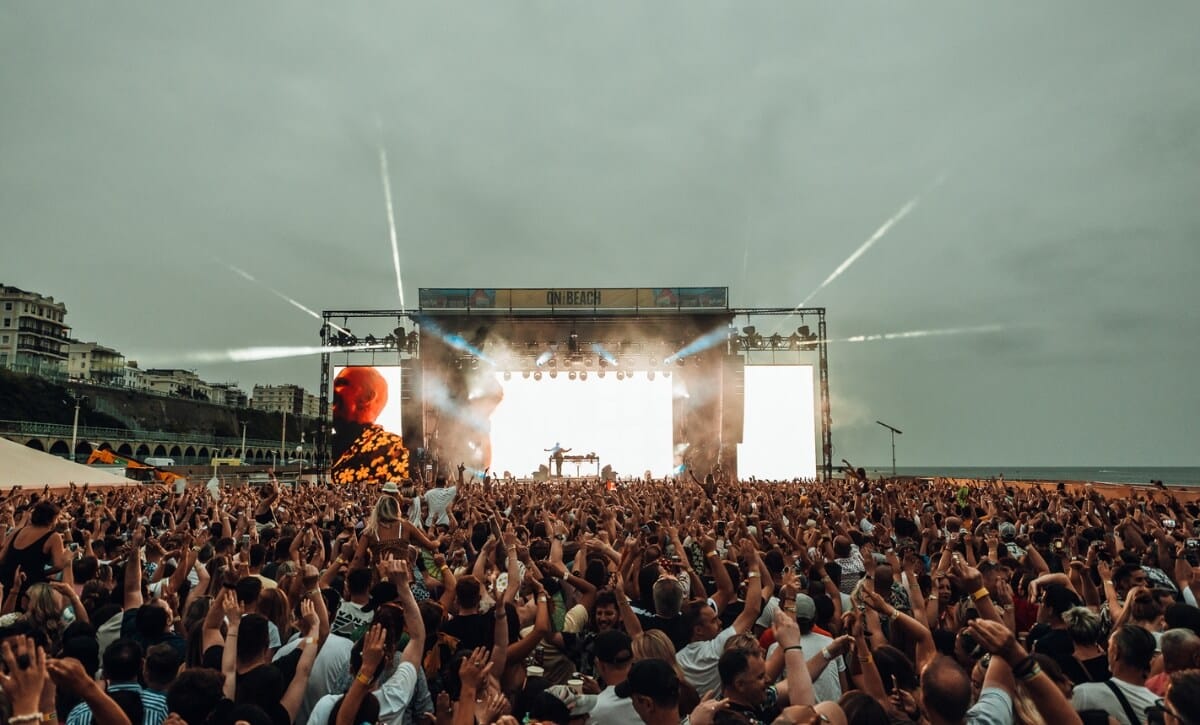 Eric Prydz: On The Beach Brighton - Brighton & Hove Buses